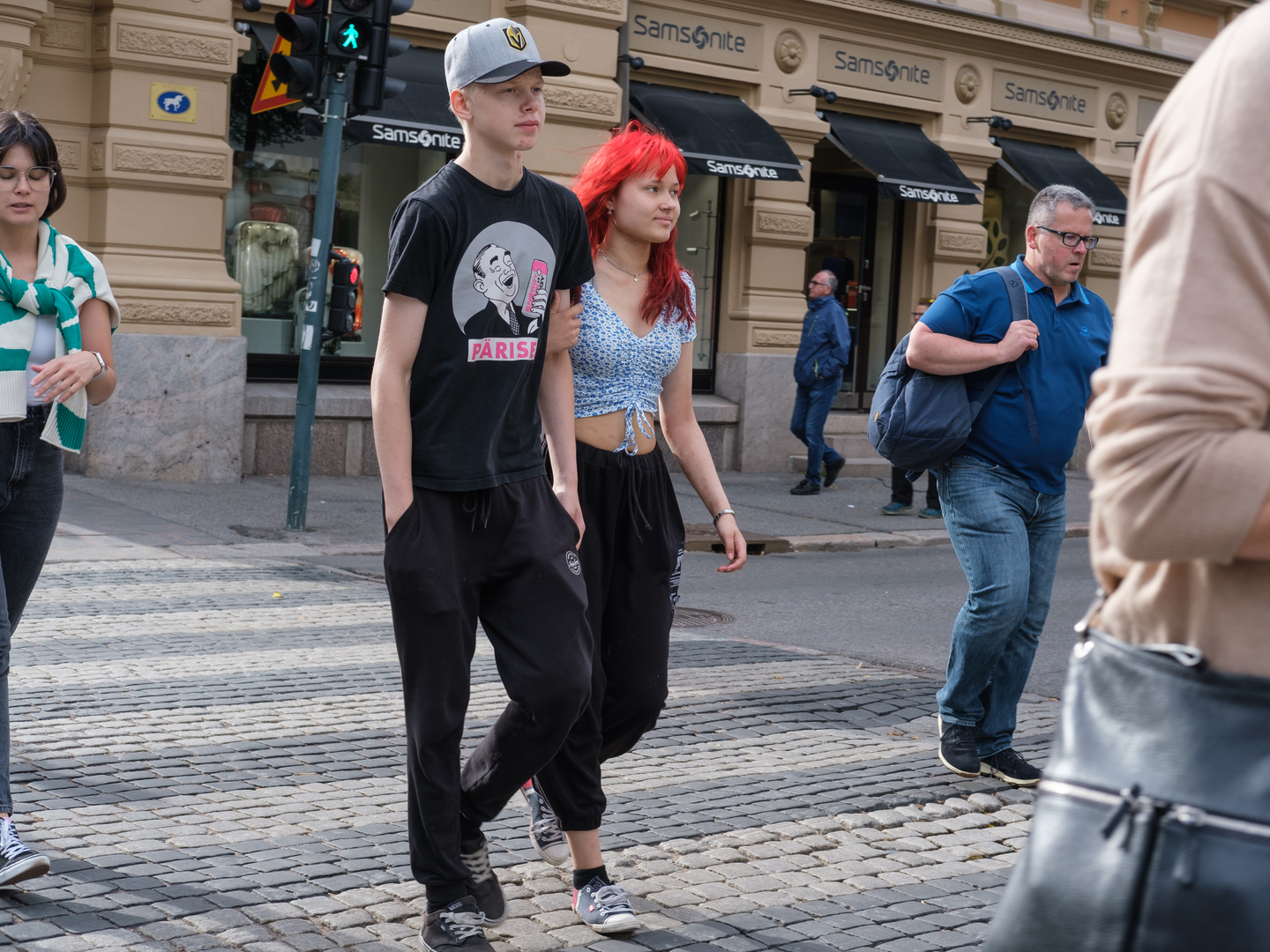 Helsinki #5, Rot und Schwarz Foto & Bild | streetfotografie mit menschen, people, street Bilder ...