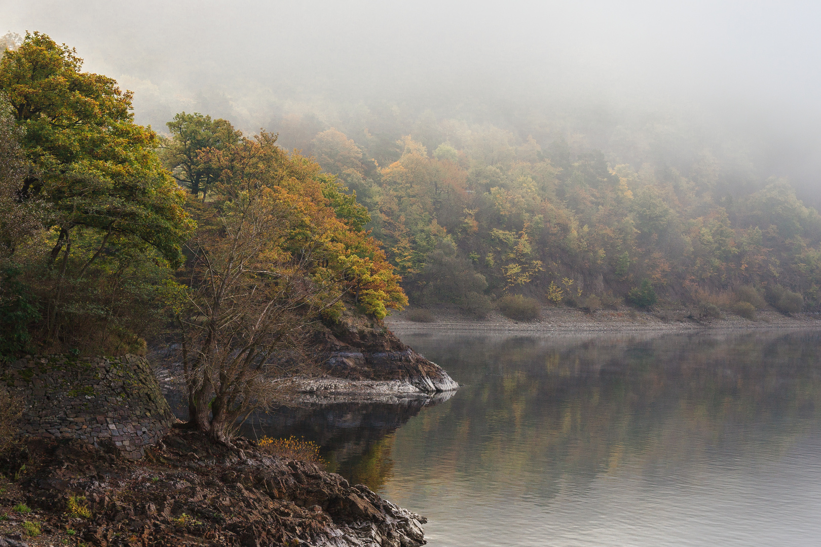 Herbst am steinigen Ufer Foto & Bild | natur, herbst, jahreszeiten ...