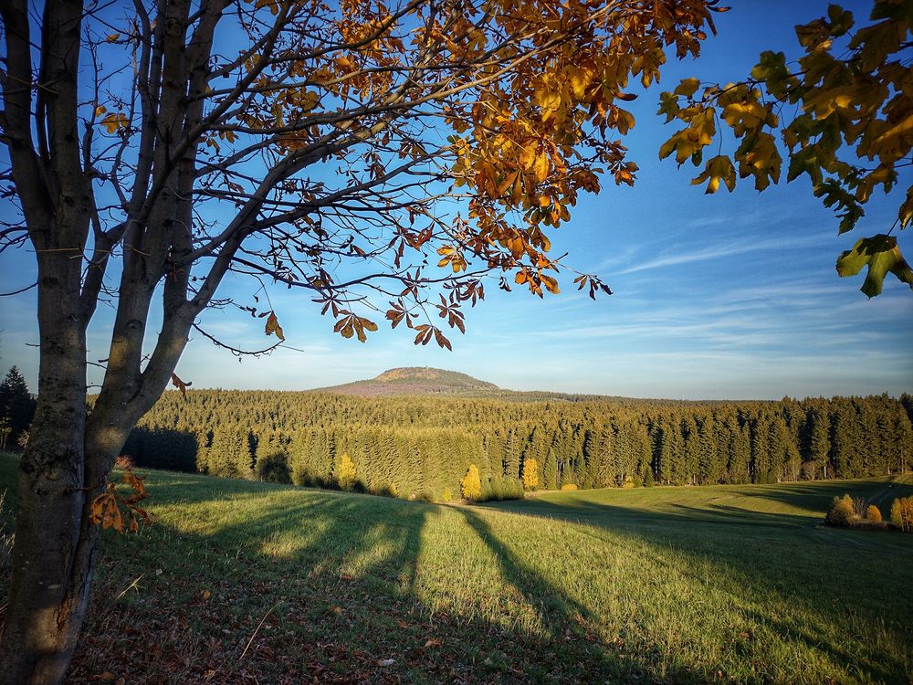 Herbstlicher Durchblick zum Berg Bärenstein Foto & Bild | landschaft, jahreszeiten, herbst ...