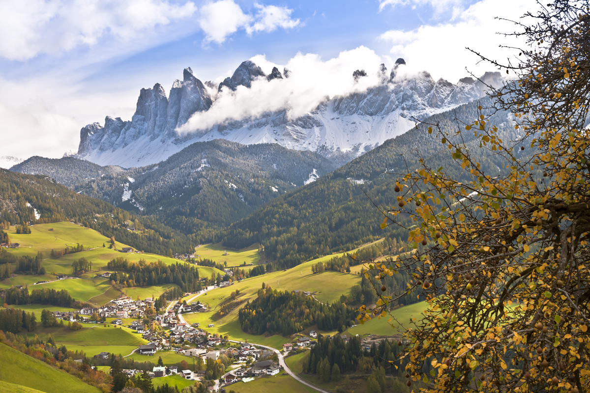 Herbststimmung im Villnößtal mit Blick auf St. Johann und die Geißler ...