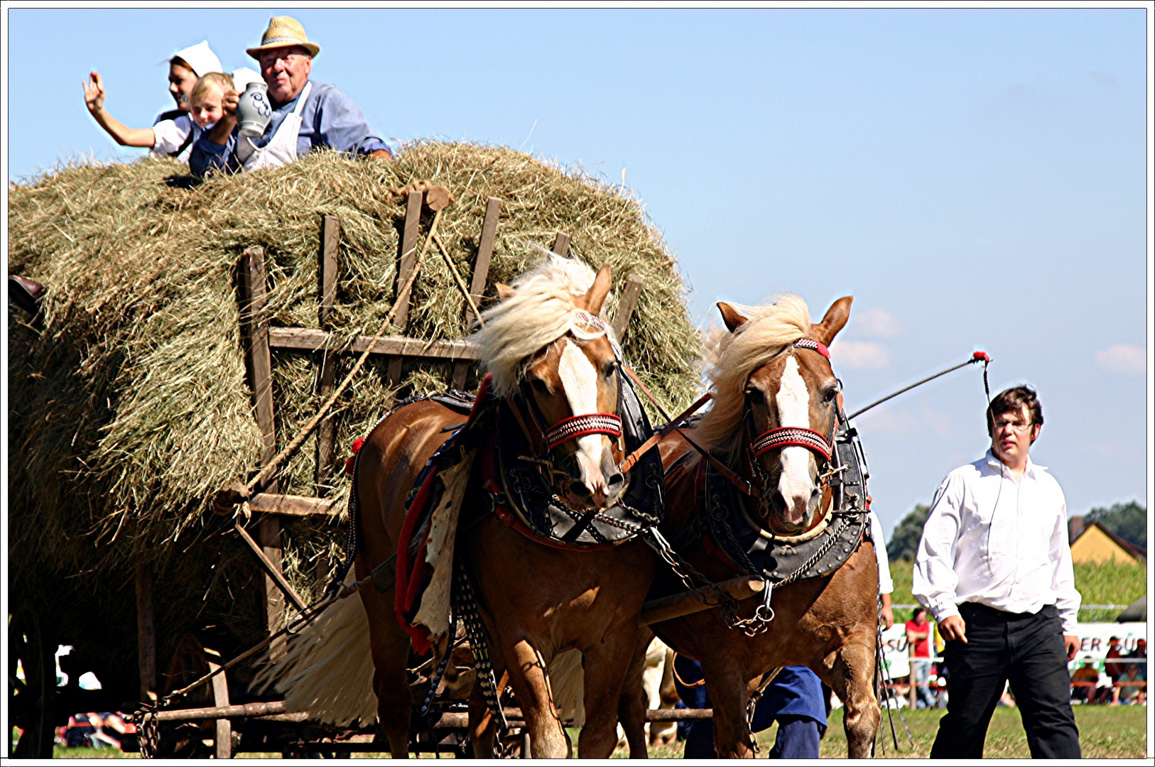Heuernte: Heu einfahren Foto & Bild | erwachsene menschen, menschen bei der arbeit, die canon ...