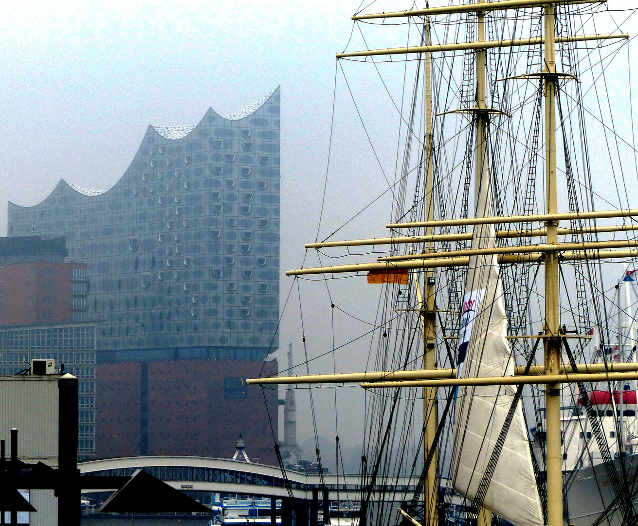 HH mal anders Elphi am Hafen Foto & Bild | hamburg, hafen, architektur ...