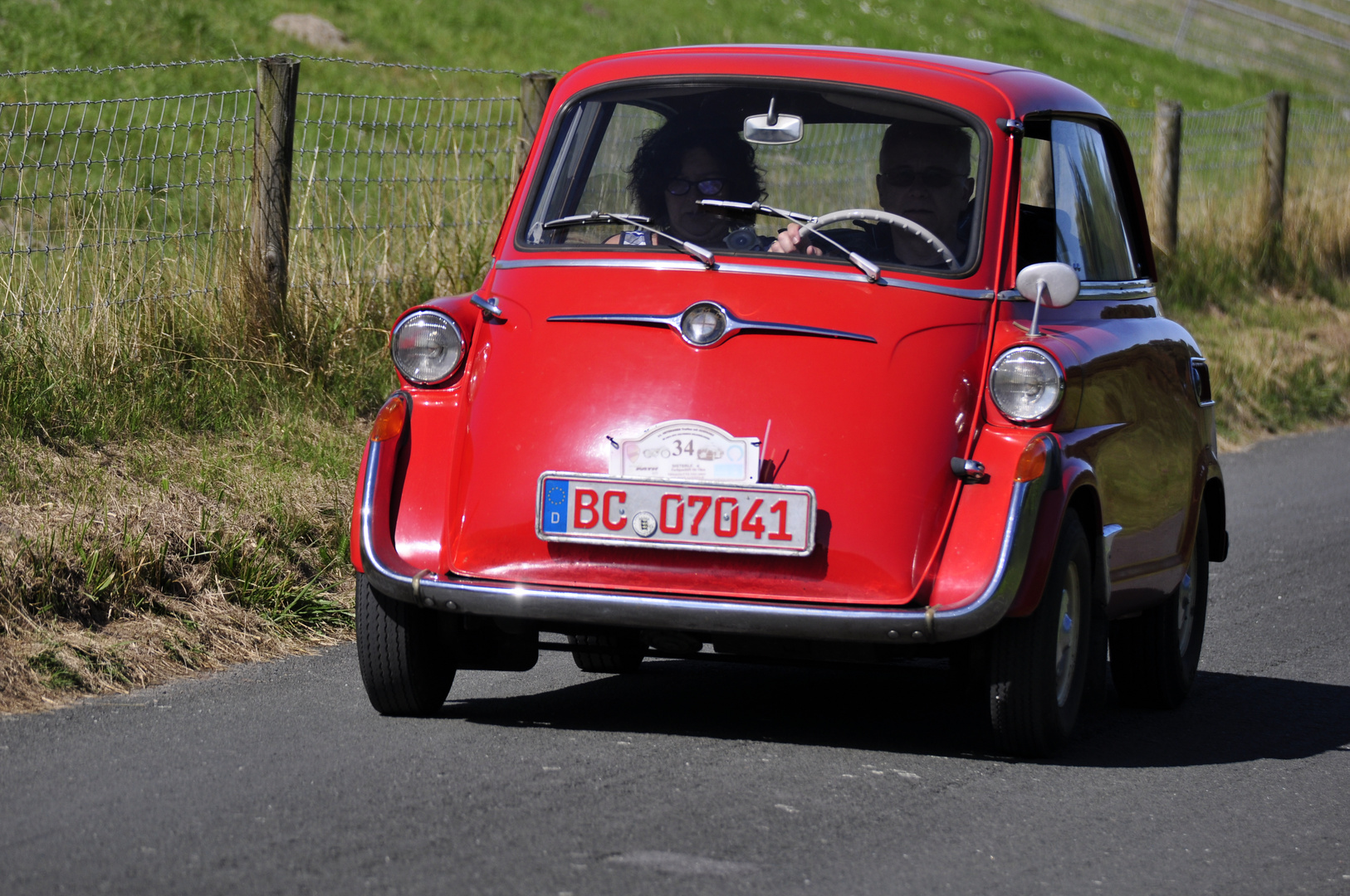 Hier fährt ein BMW.und kein puch Foto & Bild | world, rot, sommer ...