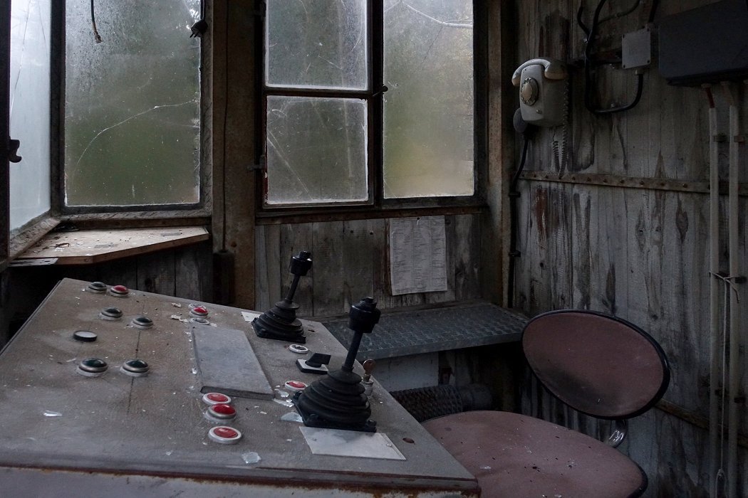 Hier ist das graue Telefon, wenn Du versagst Foto & Bild | lost places ...