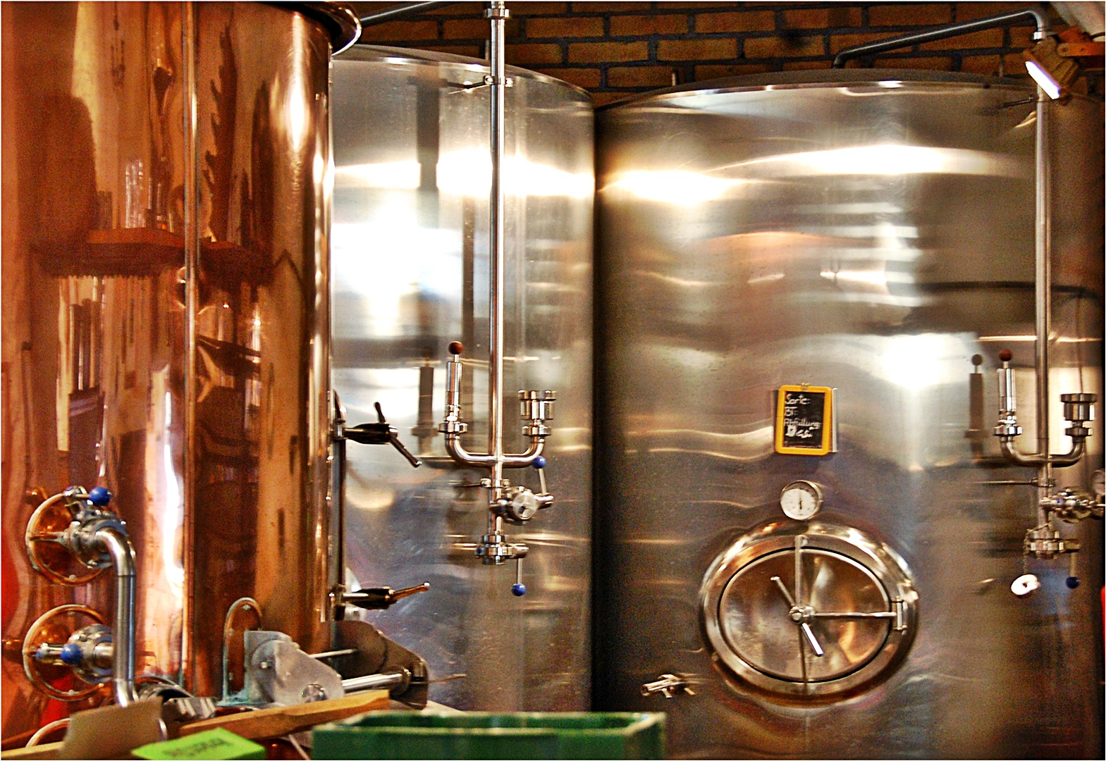 Hiermit wird bekannt gemacht ... Foto & Bild | spiegelung, bier ...