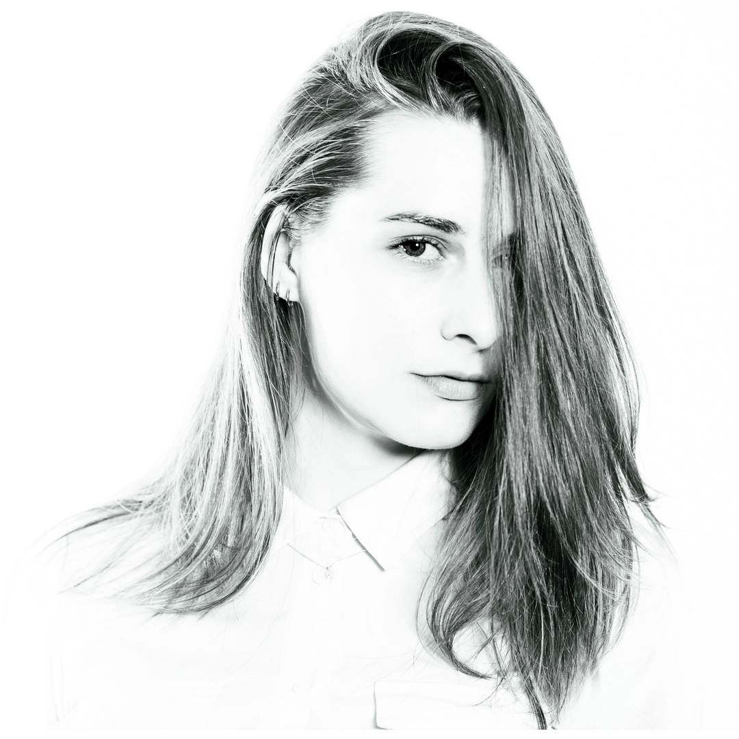 High-key portrait in sw Foto & Bild | portrait, portrait frauen, studio ...