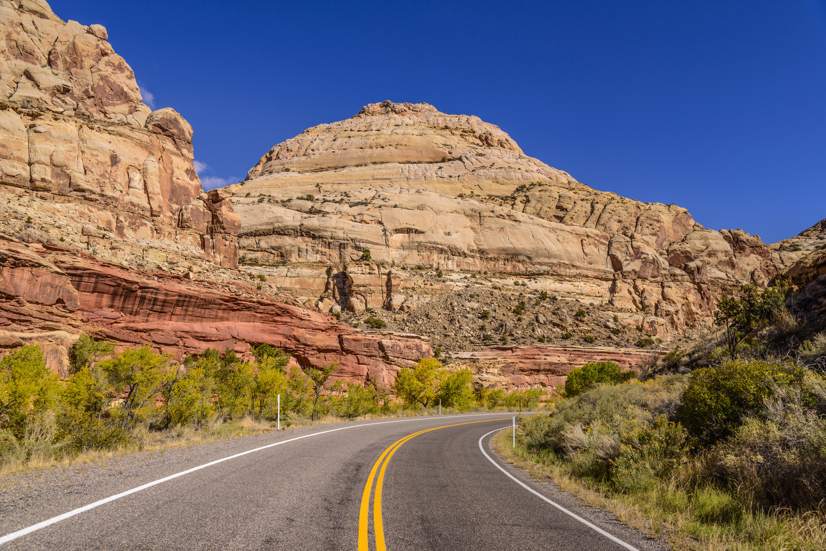 Highway 24 mit Capitol Dome, Capitol Reef NP, Utah, USA Foto & Bild ...