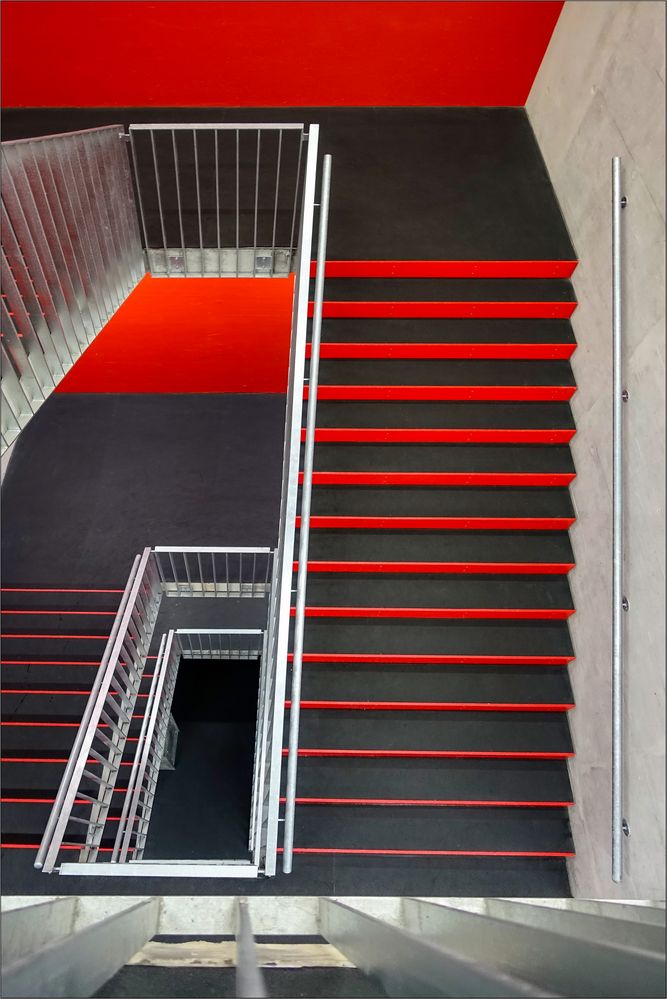 Hinauf und hinunter Foto & Bild | architektonisches, rot, biel Bilder ...