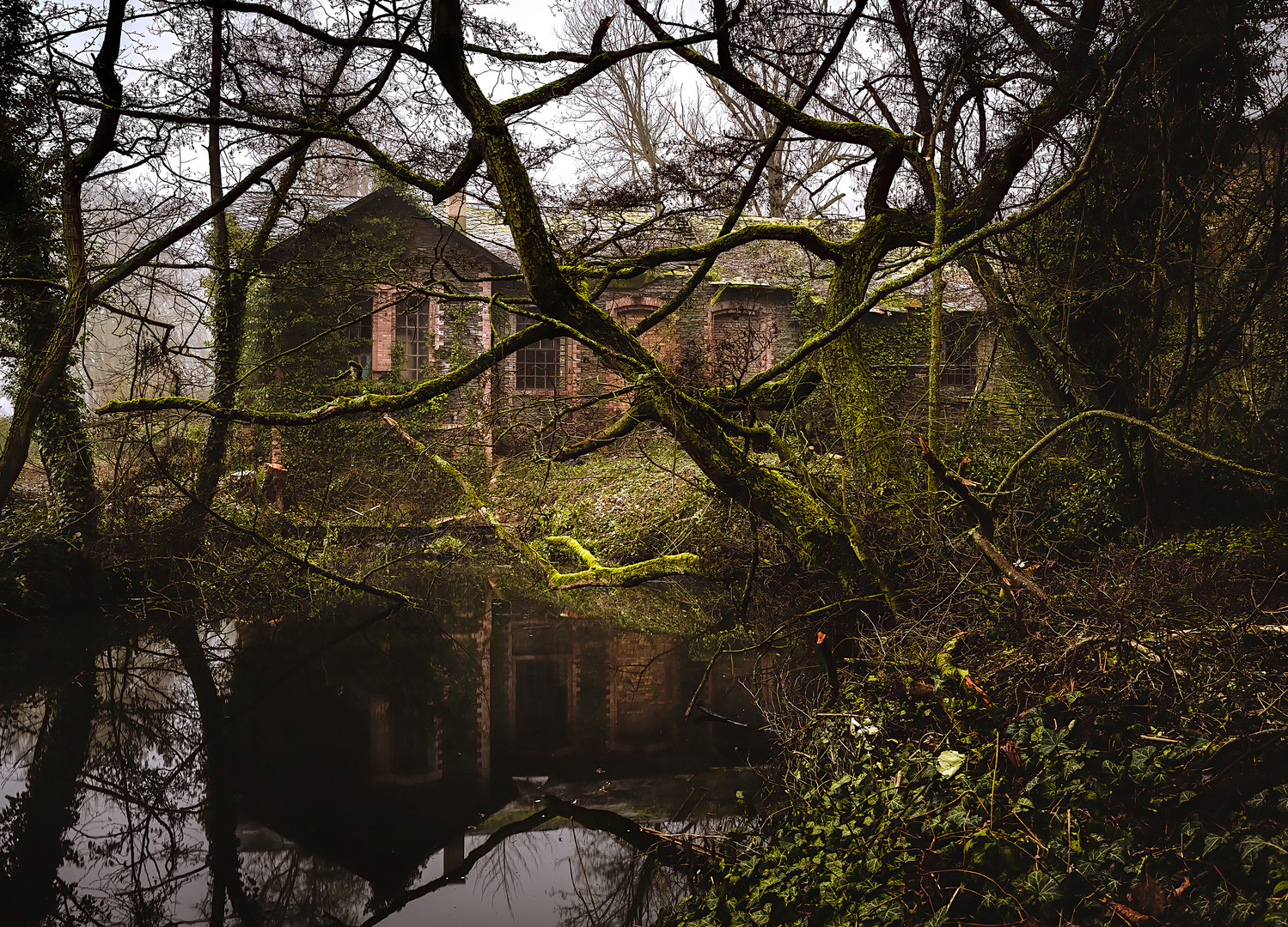 Hinter den Bäumen verborgen... Foto & Bild | architektur, landschaft ...