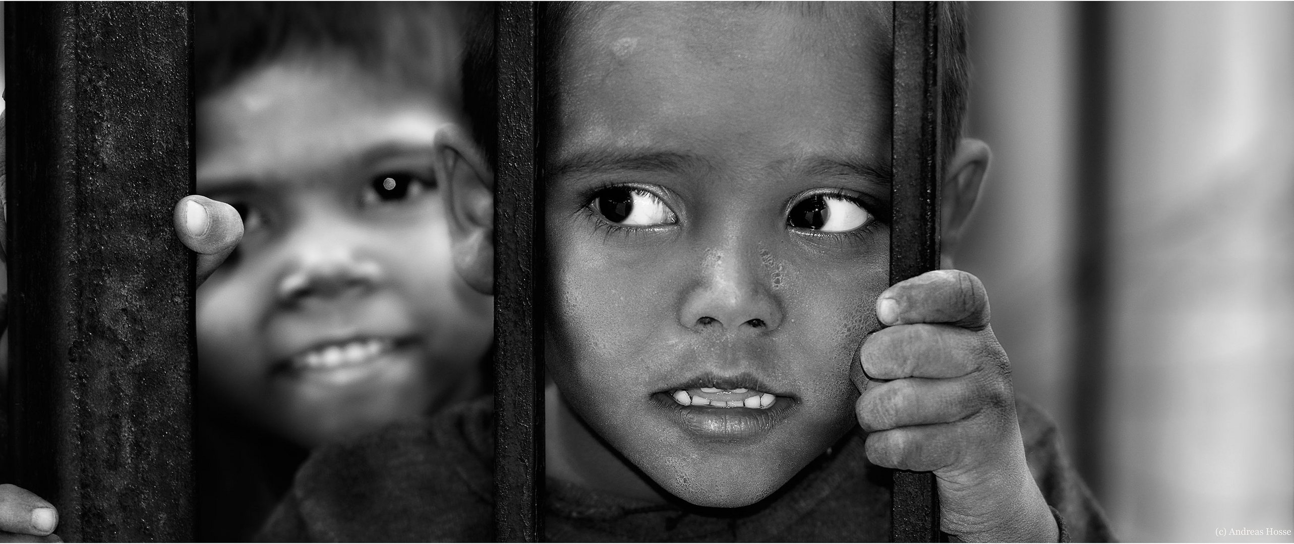 Hinter Gittern Foto & Bild | outdoor, portrait, menschen Bilder auf ...