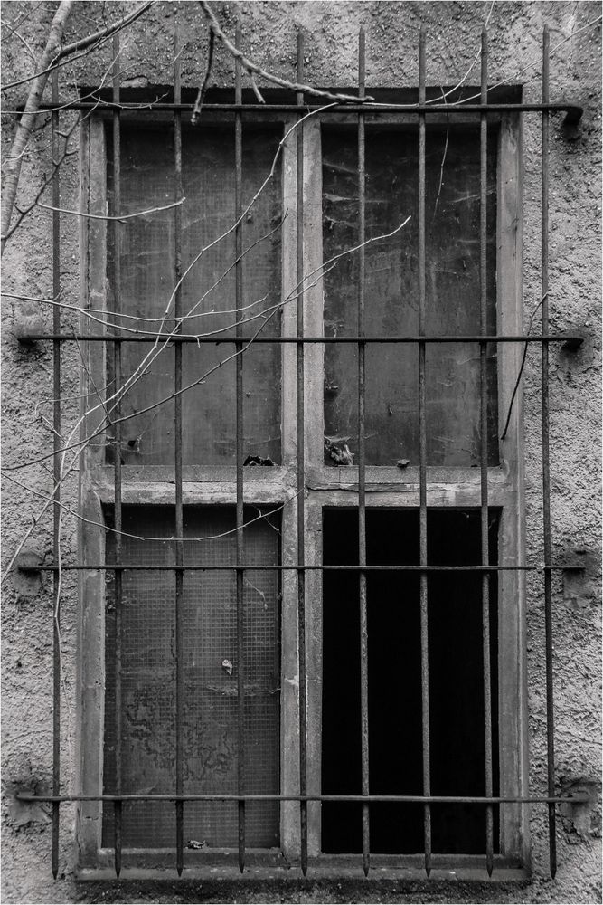 Hinter Gittern Foto & Bild | art, world, marode Bilder auf fotocommunity