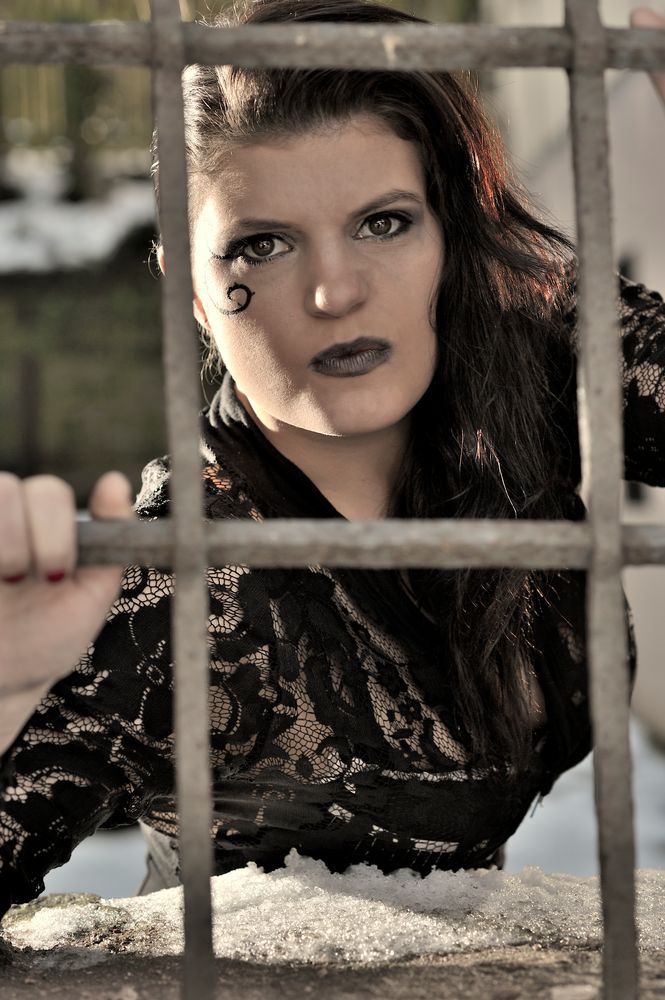 Hinter Gittern Foto & Bild | erwachsene menschen, portraits erwachsener, outdoor Bilder auf ...
