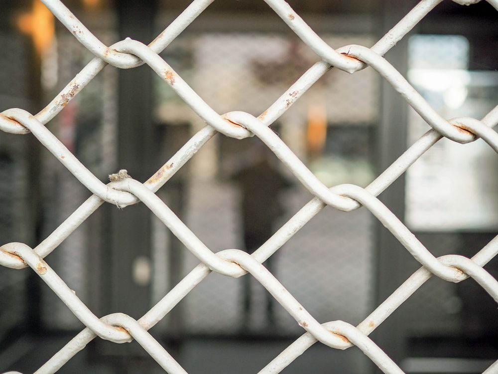 Hinter Gittern Foto & Bild | spezial, dokumentation, straße Bilder auf ...