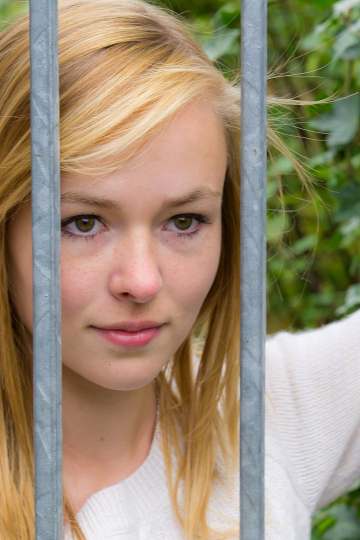 Hinter Gittern Foto & Bild | jugendliche, outdoor, menschen Bilder auf ...