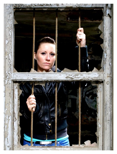 Hinter Gittern ... Foto & Bild | portrait, portrait frauen, outdoor ...