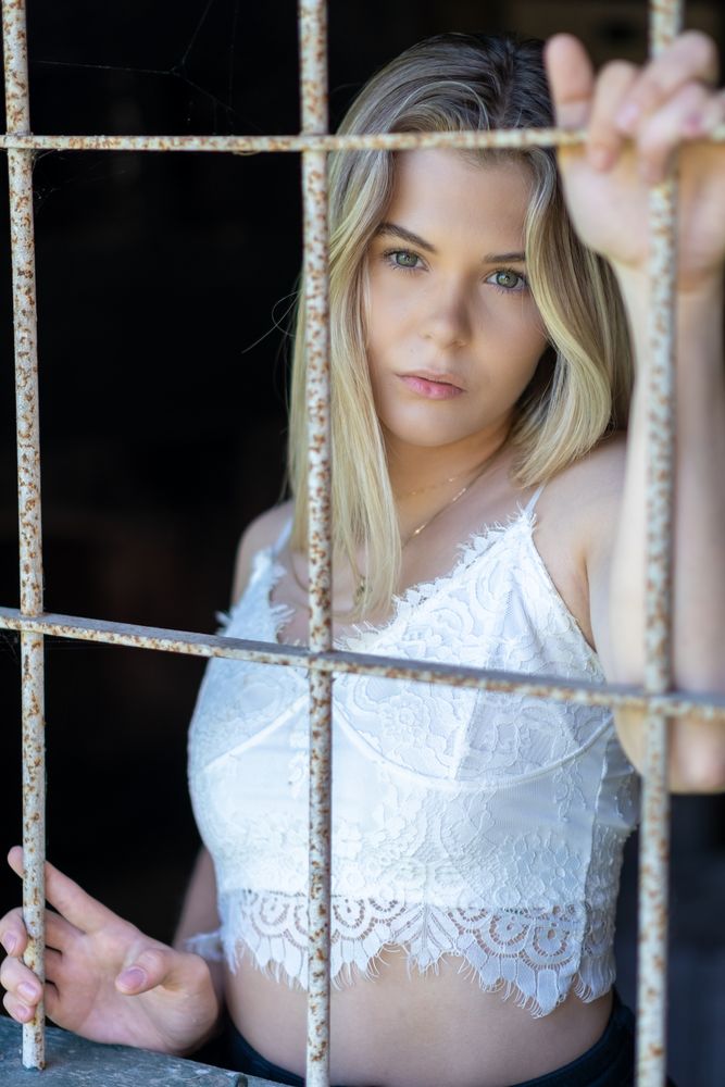 Hinter Gittern Foto & Bild | portrait, portrait frauen, indoor Bilder auf fotocommunity