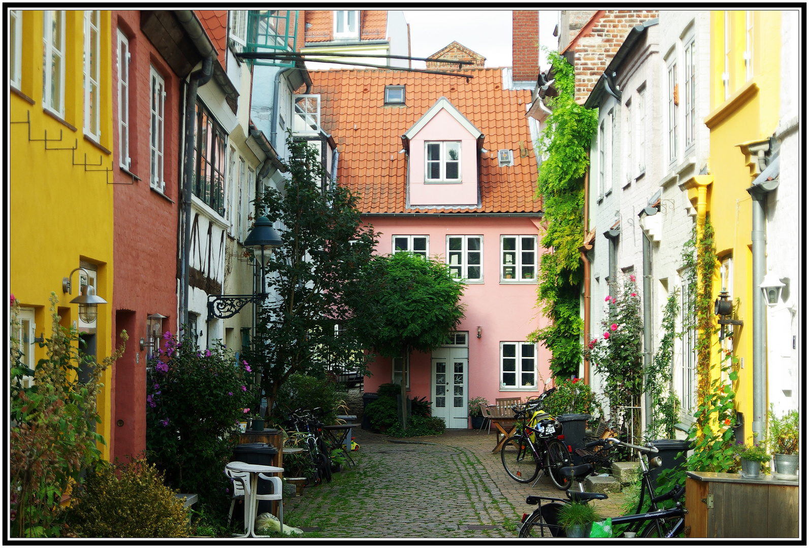 Hinterhof in Lübeck Foto & Bild | deutschland, europe, schleswig ...