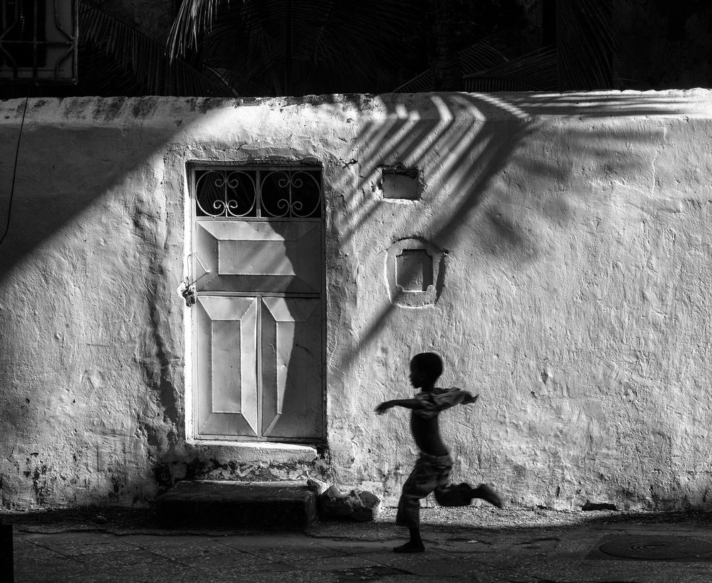 His Way Home Foto Bild Streetfotografie Mit Menschen Kommunikation his-way-home-foto-bild-streetfotografie-mit-menschen-kommunikation