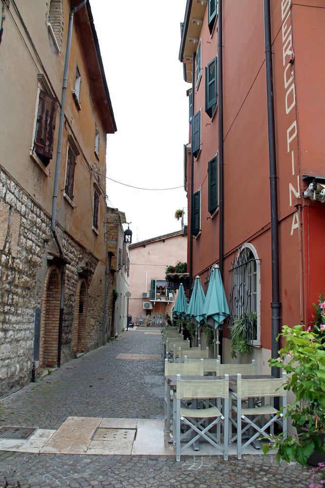 Historische Gassen in Bardolino am Gardasee in Italien Foto & Bild | europe, italy, vatican city ...