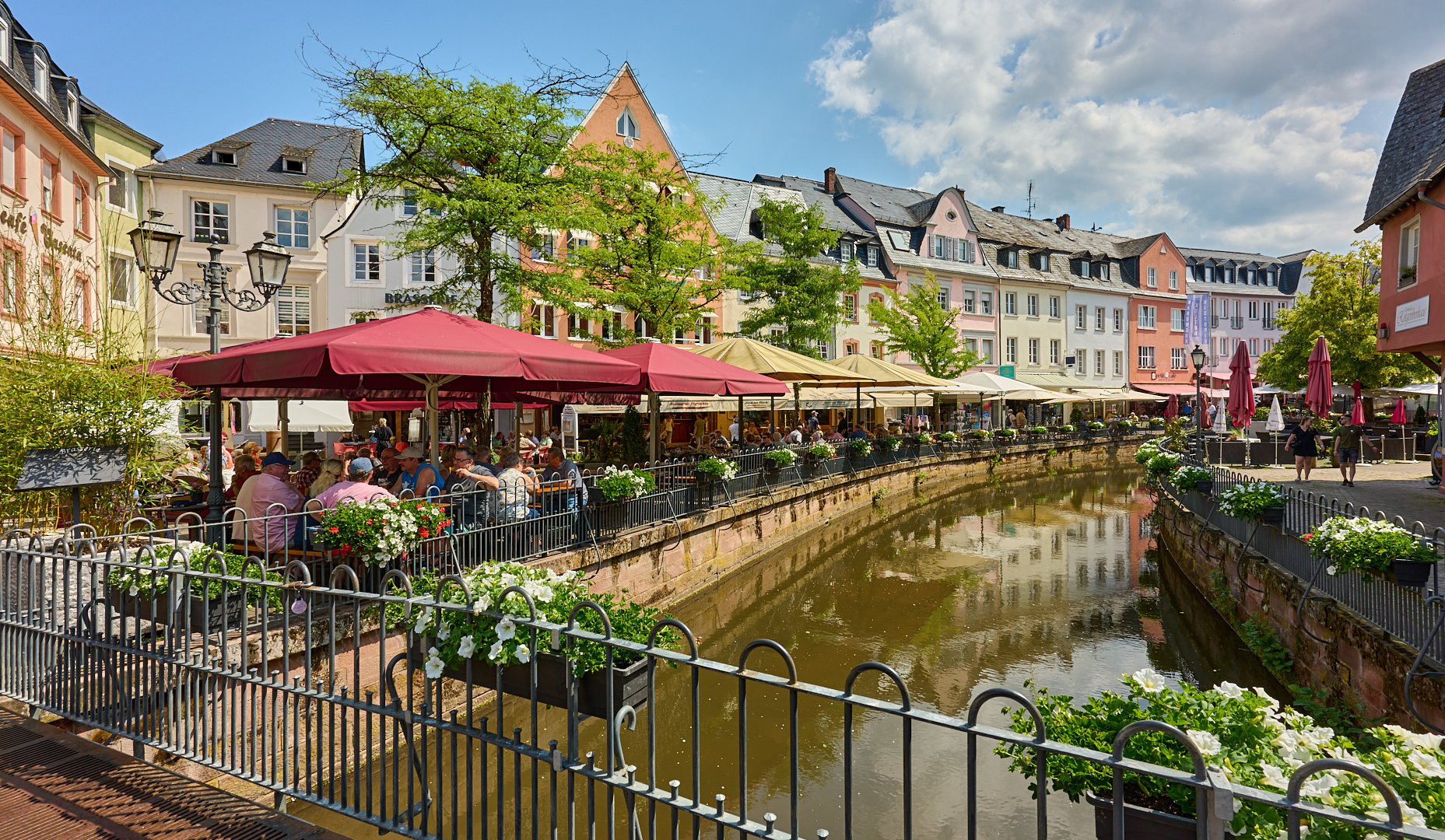 Historische Weinstadt Saarburg an der Saar, hier fließt die Leuk mitten durch die Altstadt ...