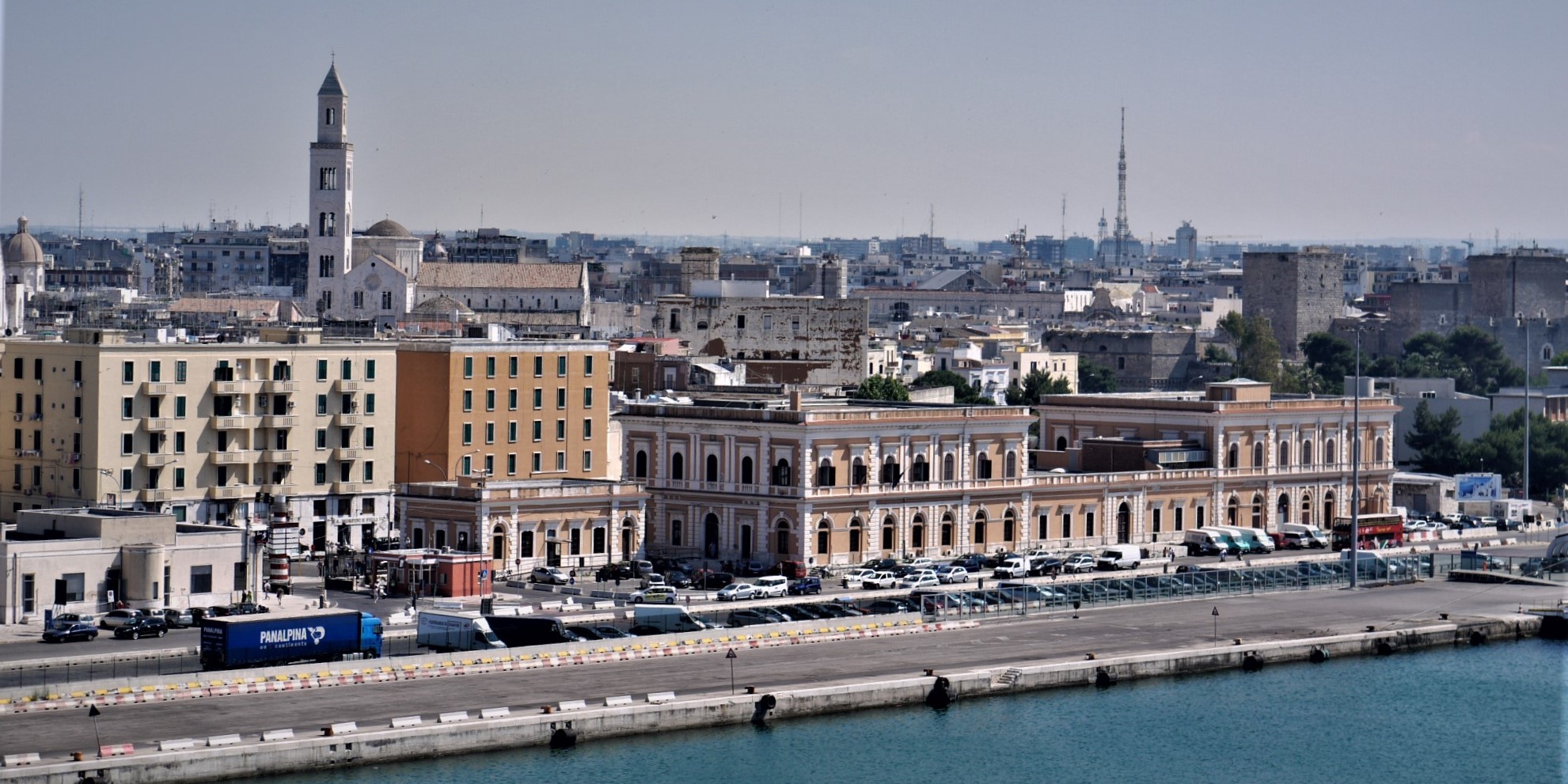 Historisches Bari von Bord der Costa Fascinosa aus Foto & Bild ...