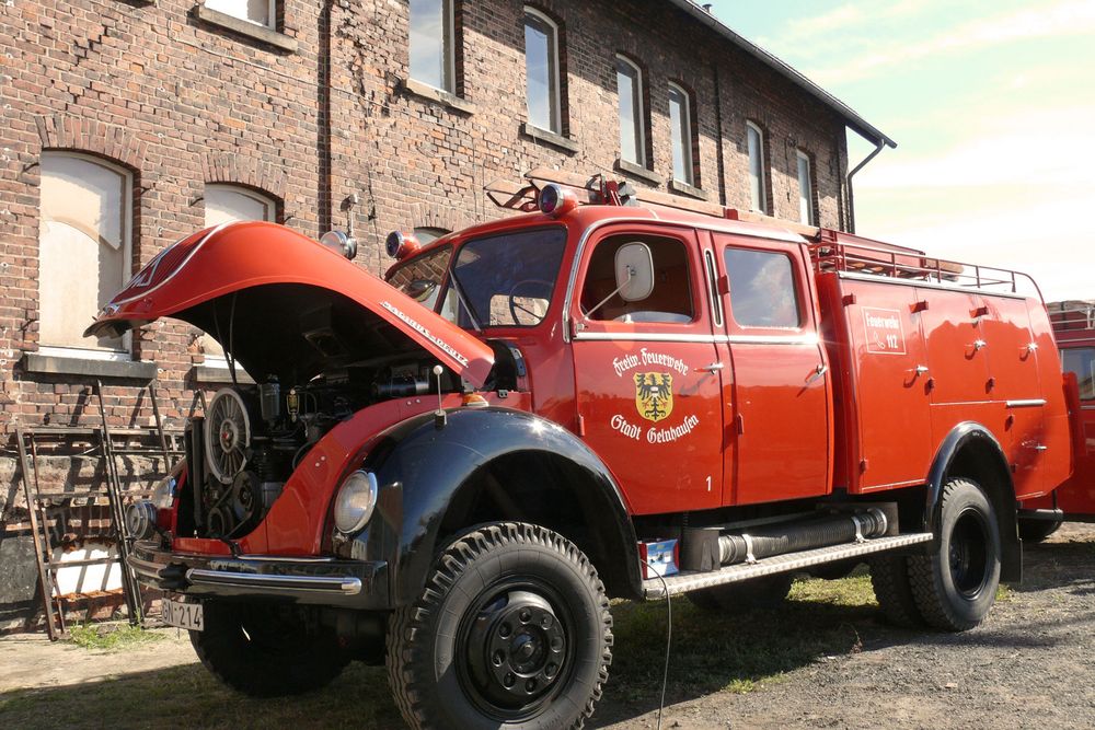 Historisches Feuerwehrfahrzeug Foto & Bild | oldtimer, feuerwehr ...