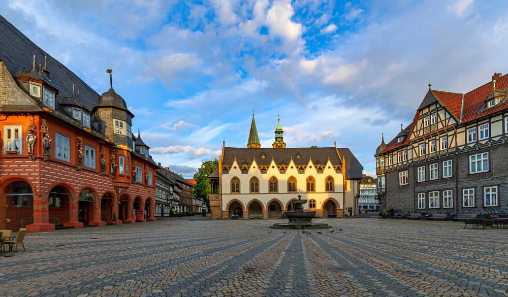 Historisches Rathaus und Kaiserworth in Goslar Foto & Bild ...