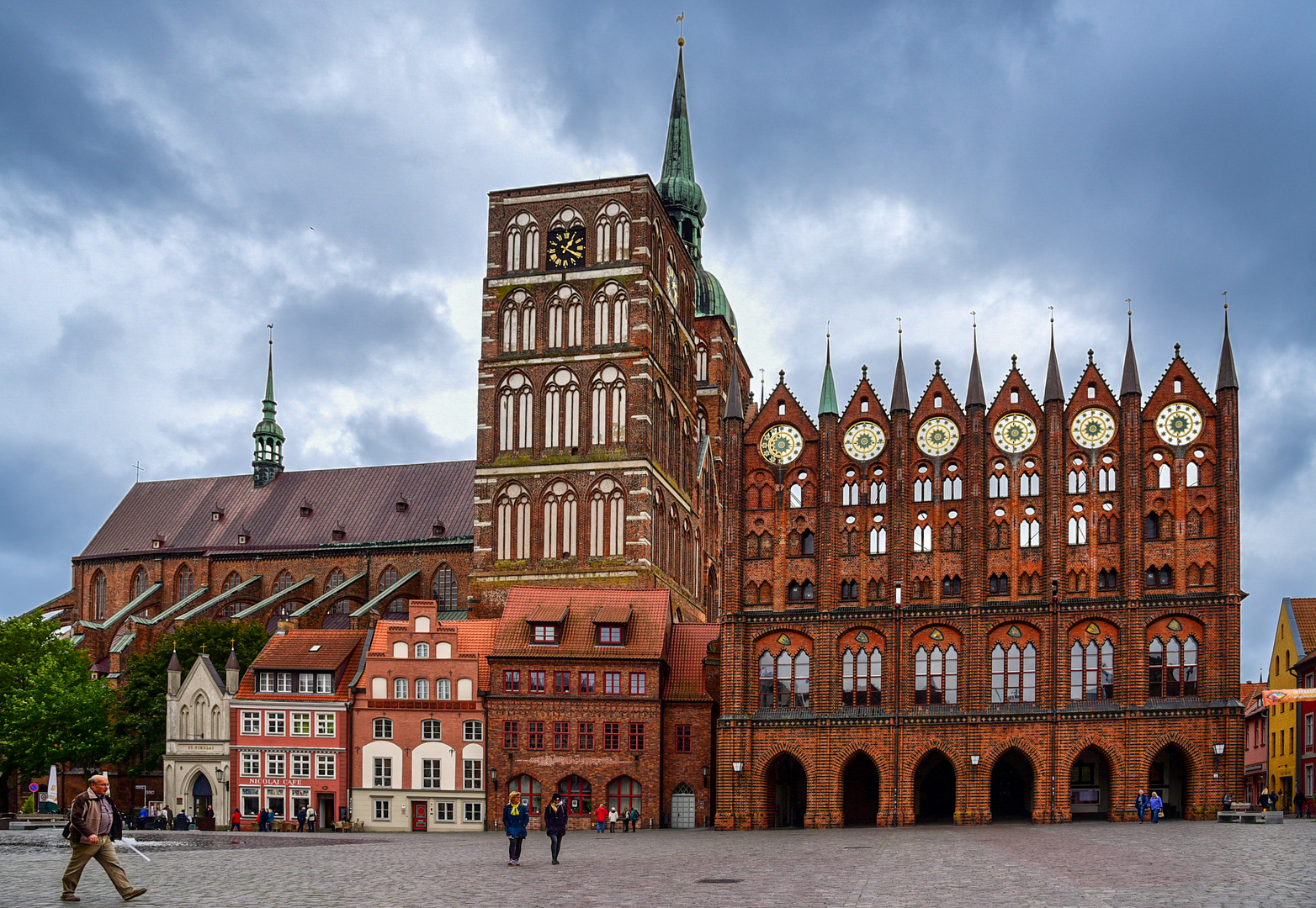 Historisches Rathaus von Stralsund Foto & Bild | world, sommer, kirche ...