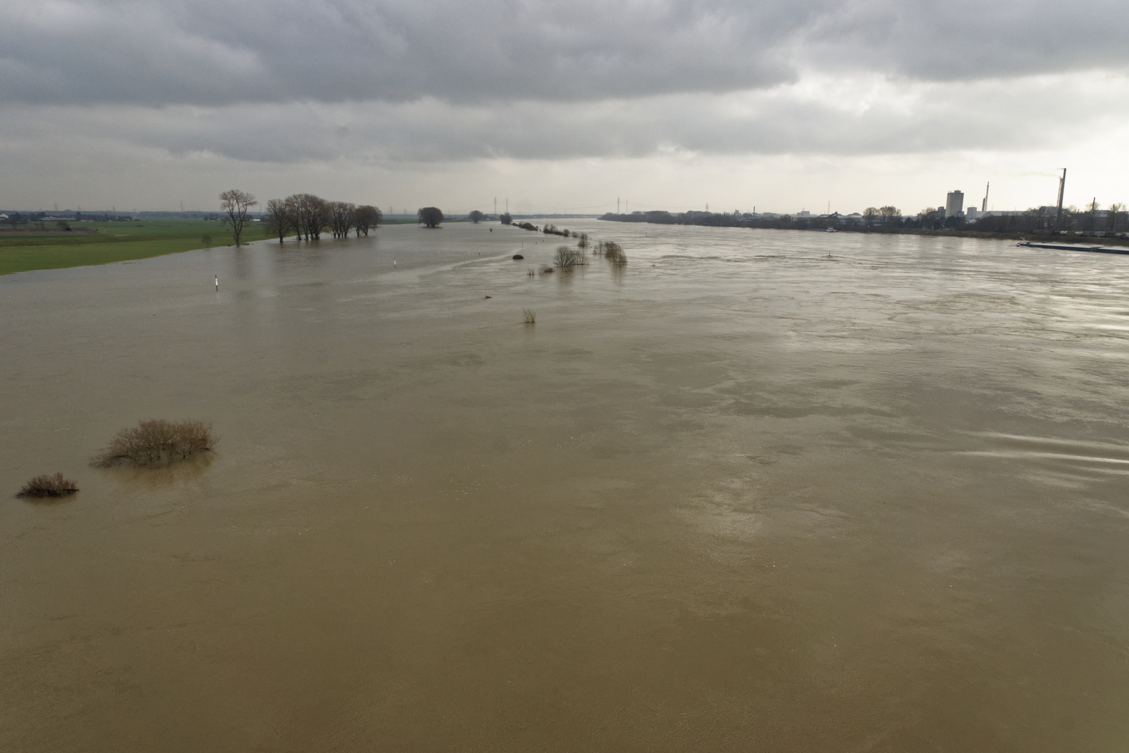 Hochwasser am Rhein Foto & Bild | wasser, natur, landschaft Bilder auf ...