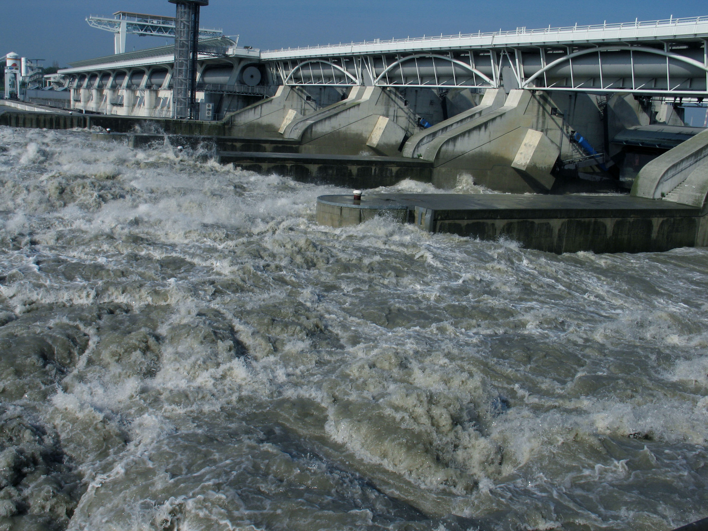 Hochwasser-Schwall beim Kraftwerk Freudenau Foto & Bild ...