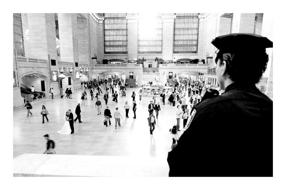 Hochzeit in Weiss unter Beobachtung Foto & Bild | streetfotografie mit menschen, street ...