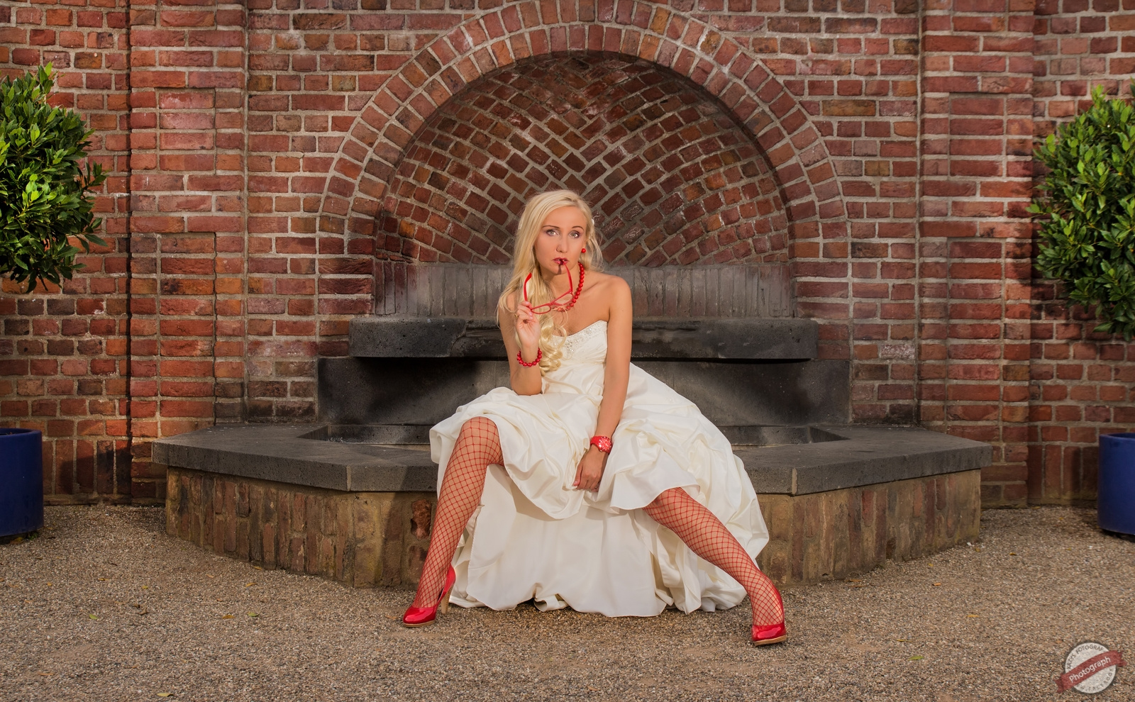 Hochzeitsbraut am Brunnen Foto & Bild | hochzeit, trash the dress, frauen Bilder auf fotocommunity