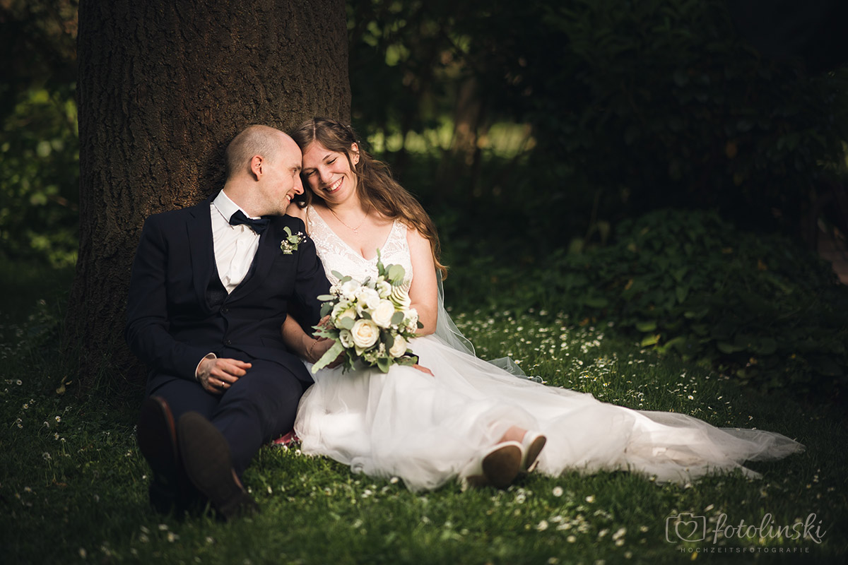 Hochzeitsfotograf aus Germersheim, Brautpaar sitzt romantisch am Baum im Park Foto & Bild ...