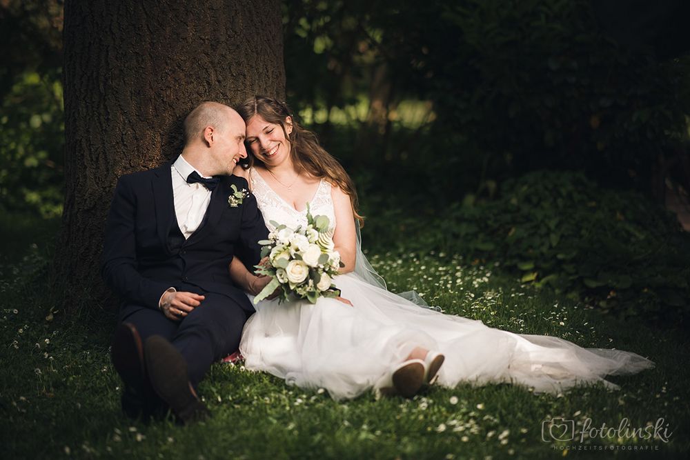 Hochzeitsfotograf aus Germersheim, Brautpaar sitzt romantisch am Baum im Park Foto & Bild ...