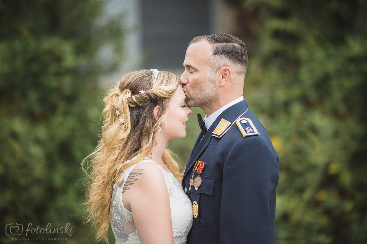 Hochzeitsfotograf in Germersheim, der Bräutigam küsst die Braut Foto & Bild | hochzeit ...