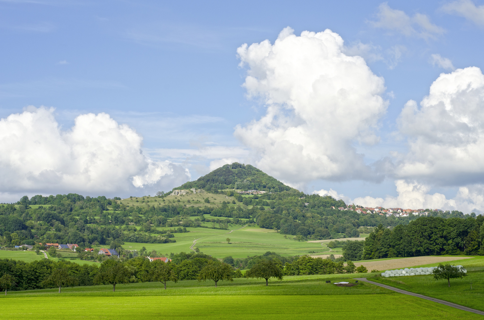 Hohenstaufen mit Blick auf die Spielburg Foto & Bild | deutschland ...