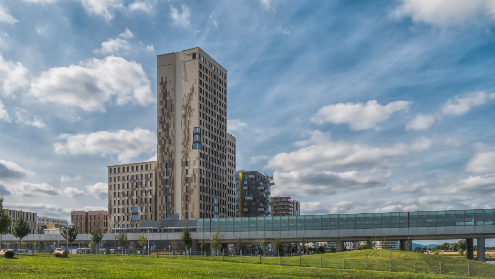 HoHo Wien Foto & Bild | september, wolken, hochhaus Bilder auf ...