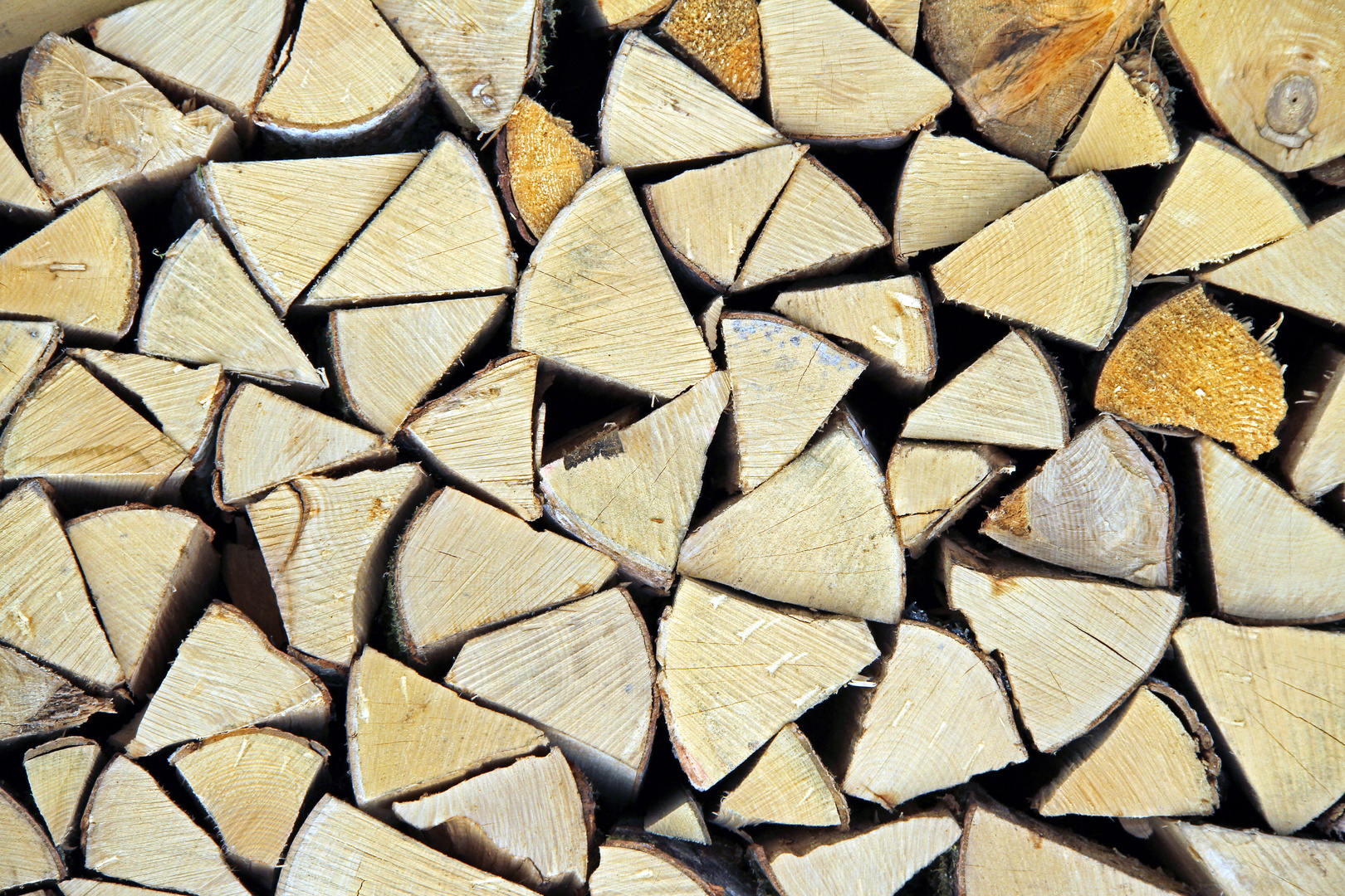 Holz vor der Berghütte beim Aufstieg zur Wimbachklamm im ...