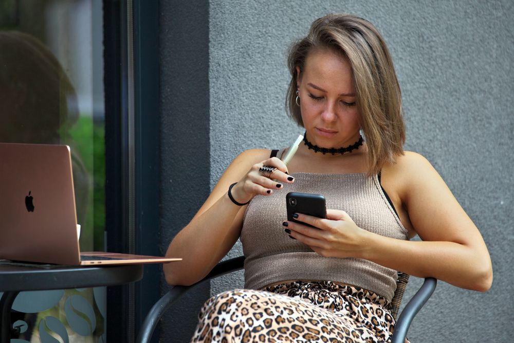 Hübsche Lady mit Smartphone Foto & Bild | erwachsene menschen, alltagsereignisse, menschen in ...