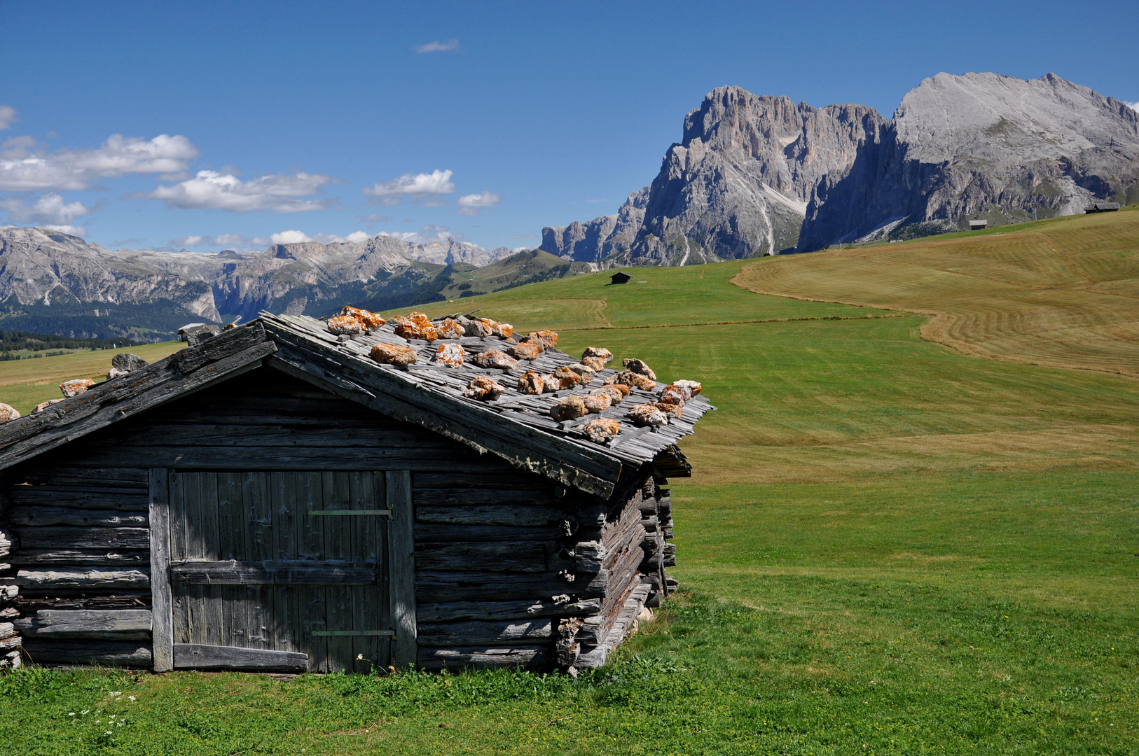 Hütte auf der Seiser Alm Foto & Bild | landschaft, berge, hütten u ...