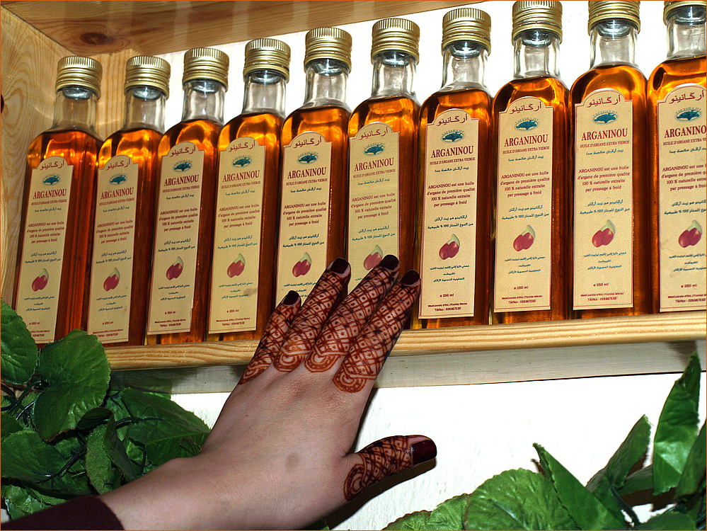 Huile d’argan : le produit fini présenté par la responsable de la ...