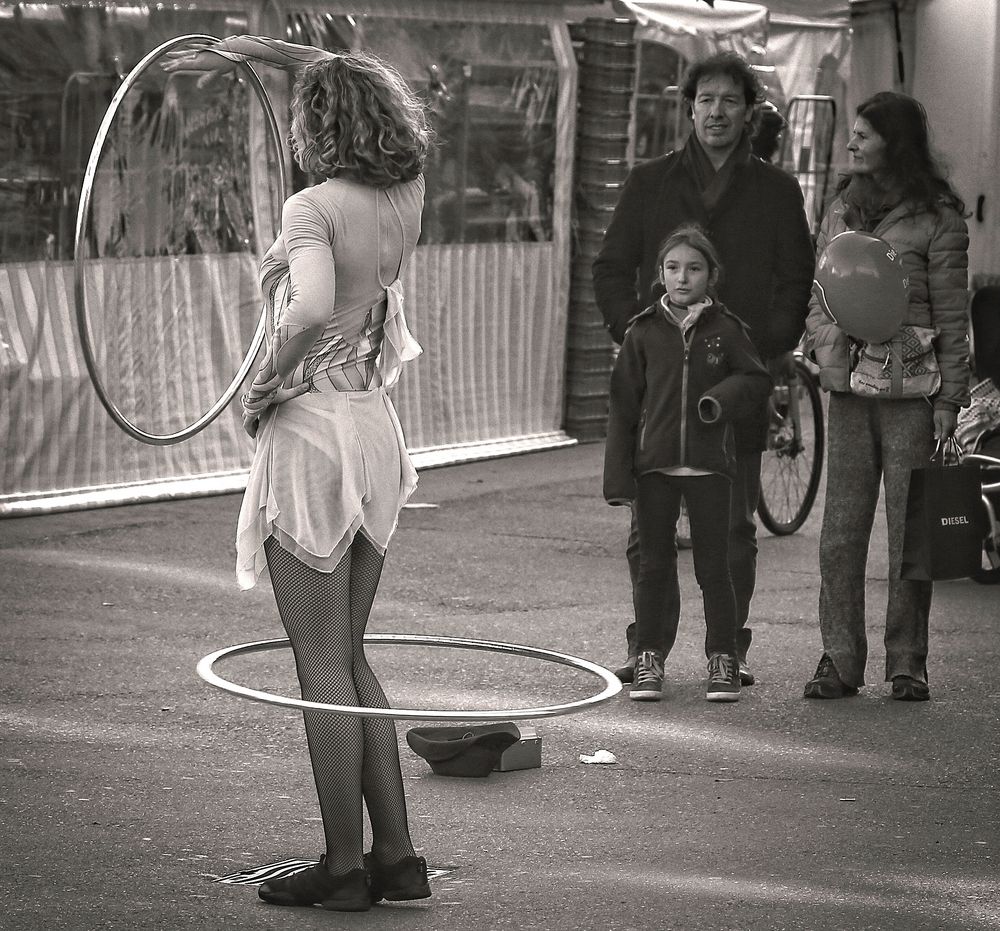 Hula Hoop Foto & Bild | erwachsene menschen, streetfotografie mit menschen, menschen in der ...