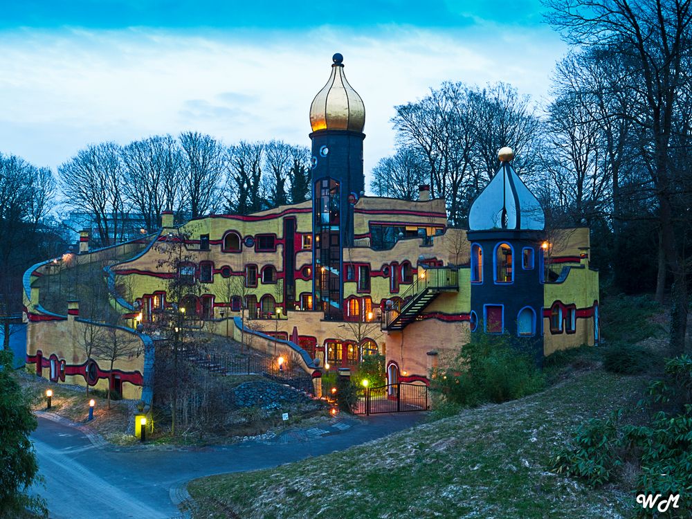 Hundertwasserhaus Foto & Bild | architektur, architektur bei nacht ...