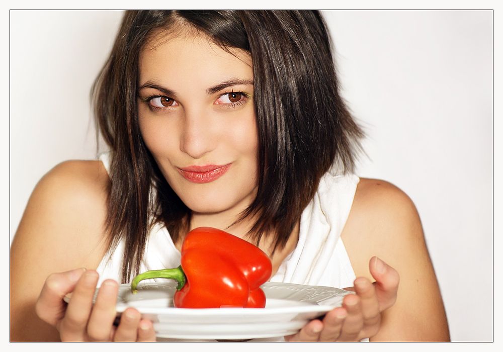"hungrig? :-)" Foto & Bild | portrait, portrait frauen, indoor Bilder ...