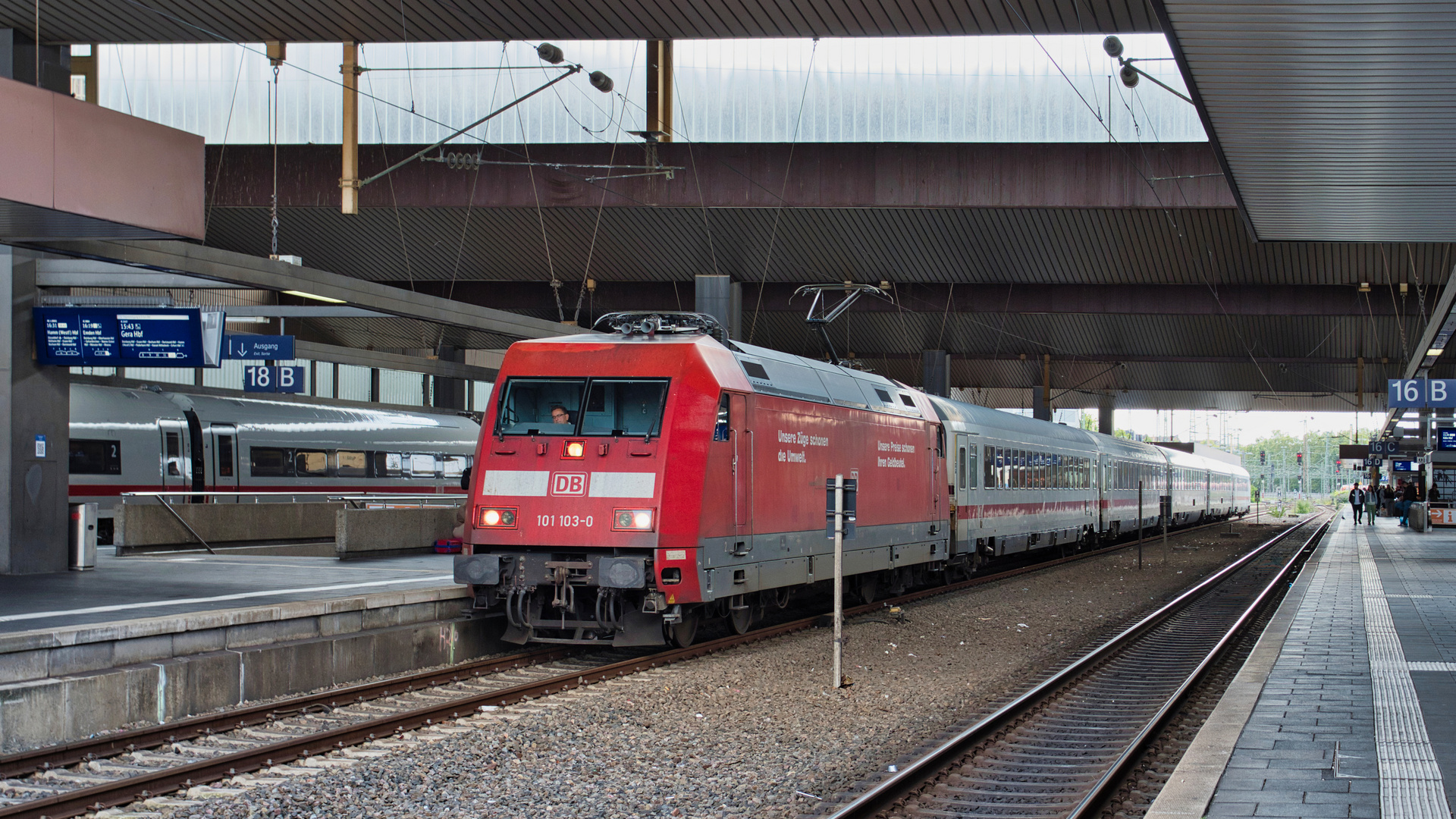 IC 2157 im Düsseldorfer Hauptbahnhof Foto & Bild | schienen, loks ...