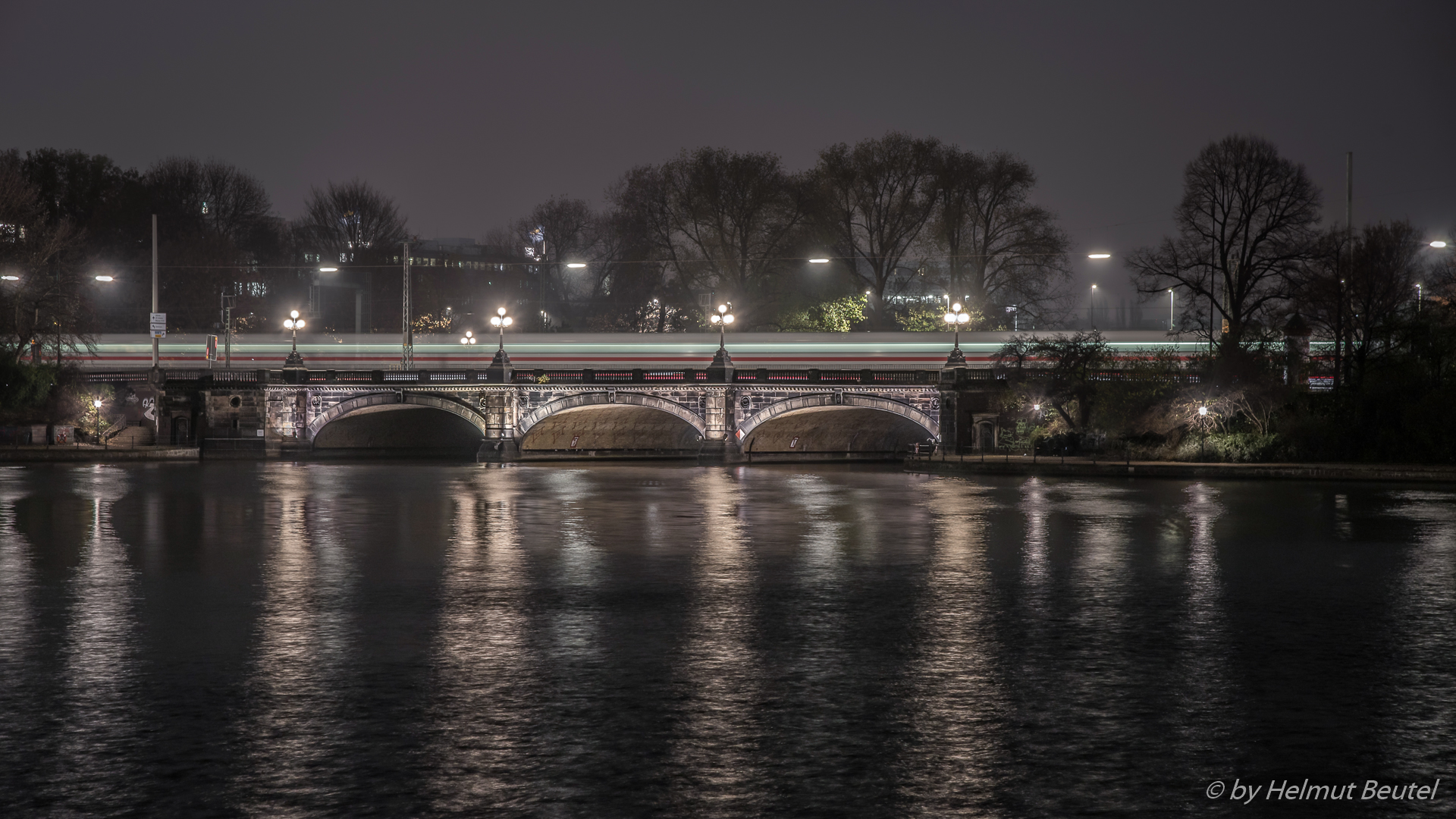 Ice Express Foto & Bild | nachtaufnahme, architektur, verkehr Bilder ...