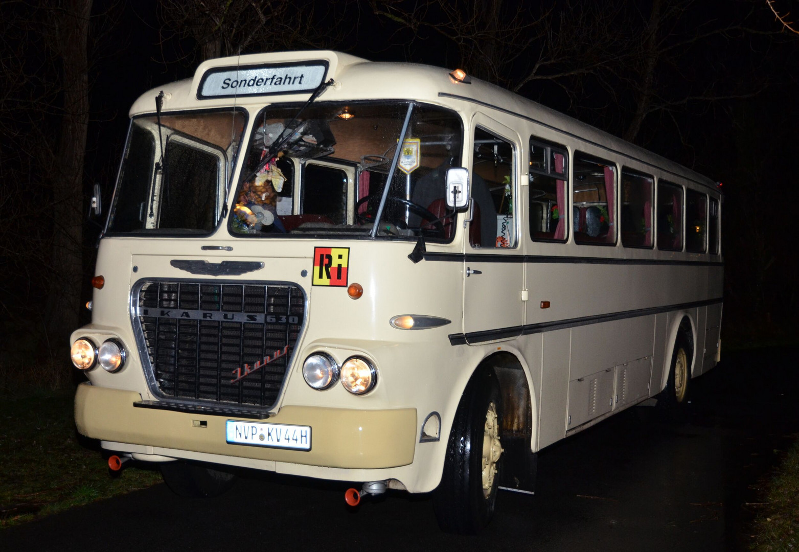 Ikarus 630 bei Nacht Foto & Bild | bus & nahverkehr, bus, verkehr ...