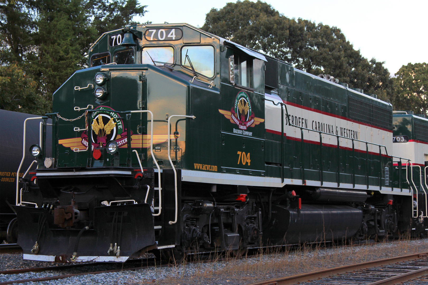 Im Abendlicht eine EMD GP4-2LW Aberdeen, Carolina & Western Railway ...