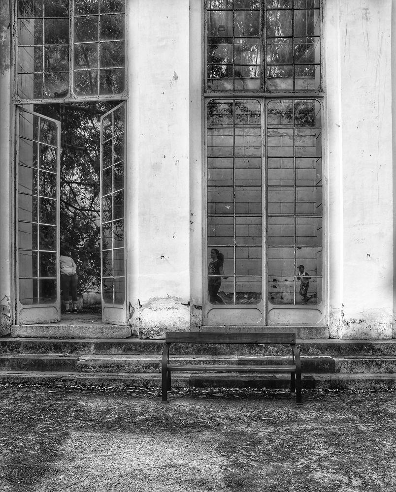Im alten Gewächshaus ...... Foto & Bild | streetfotografie mit menschen, fotokunst, monochrome ...