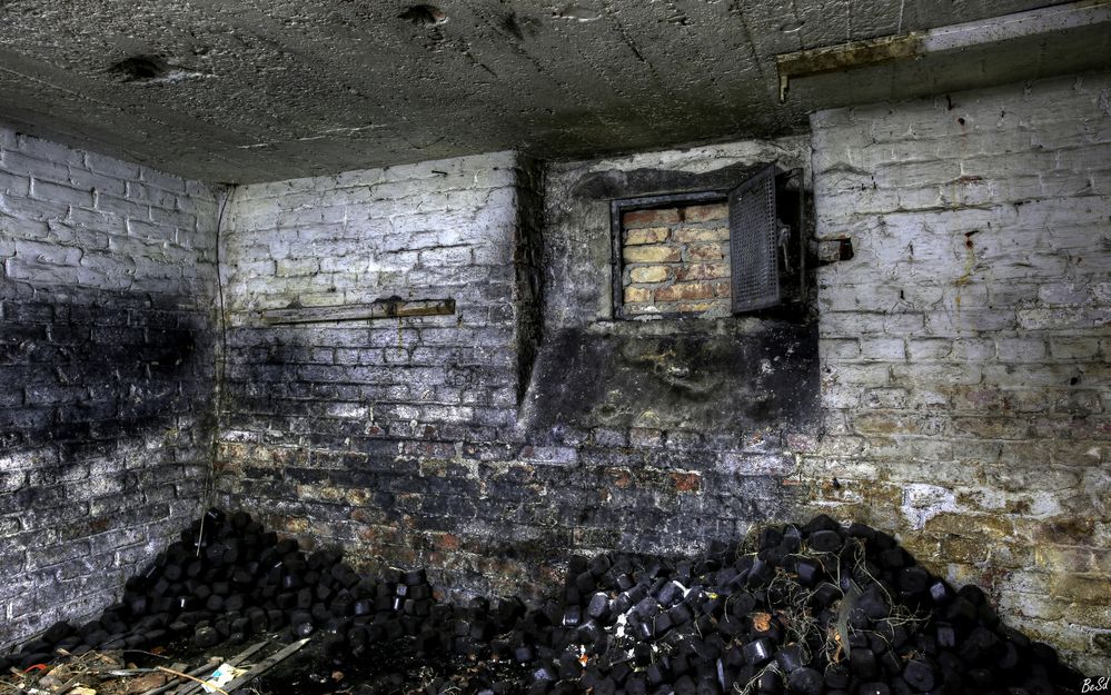 Im dunklen Kohlenkeller..... Foto & Bild | fotos, spezial, marodes ...
